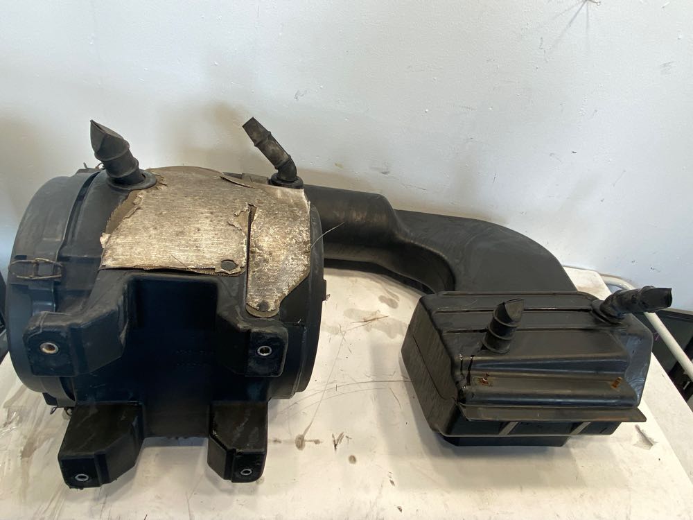 International 9400i Air Cleaner - Frontier Truck Parts