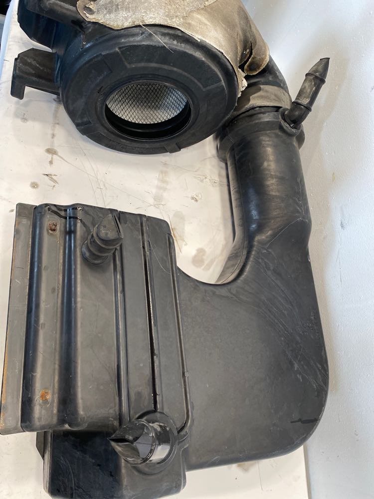 International 9400i Air Cleaner - Frontier Truck Parts