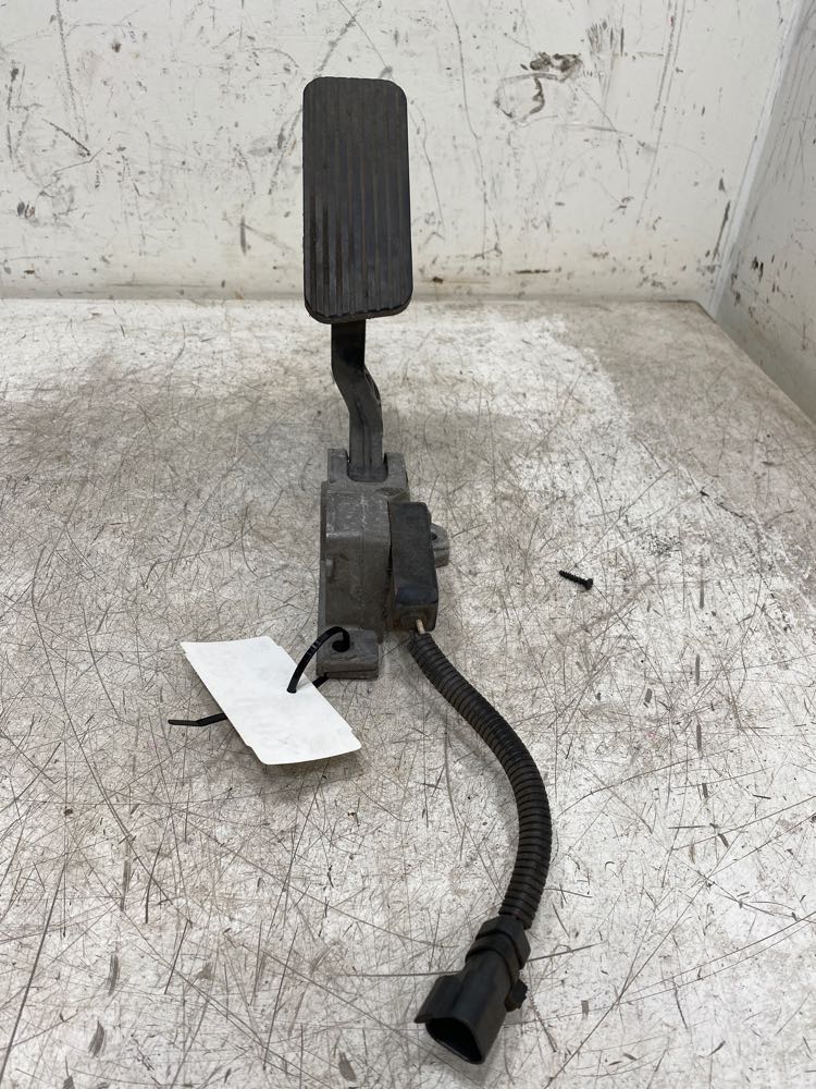 International 8600 Throttle Pedal - Frontier Truck Parts