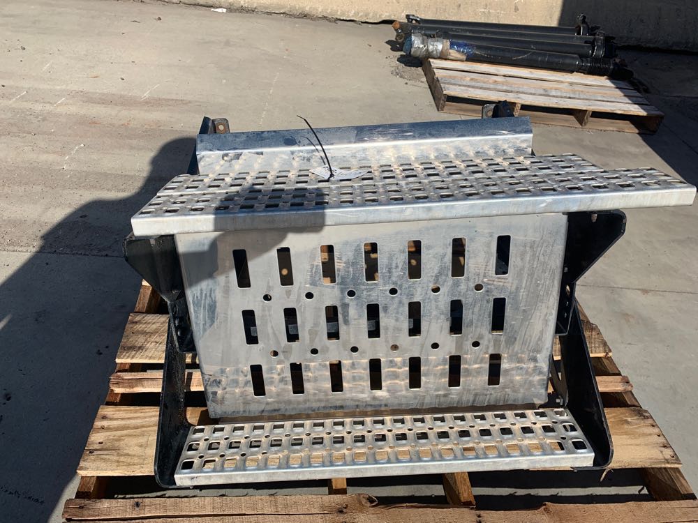 Volvo VNL Gen 2 DPF/DEF Covers - Frontier Truck Parts