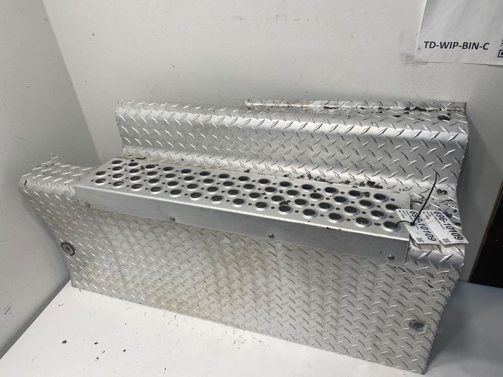 Kenworth T880 DPF/DEF Covers - Frontier Truck Parts